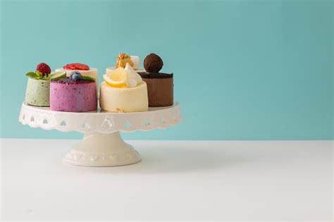 발렌타인 생일 축하해요 컬러 미니 케이크 또는 치즈 케이크 는 컬러 배경에 촛불과 다채로운 뿌려 장식 과일에 대한 스톡 사진 및