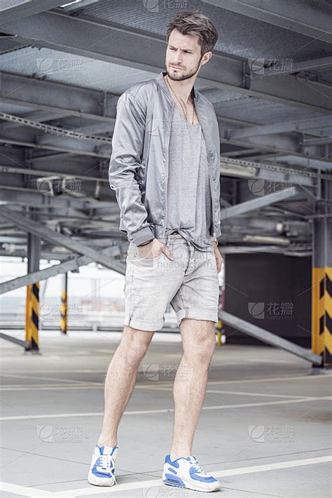 穿着运动服的年轻人