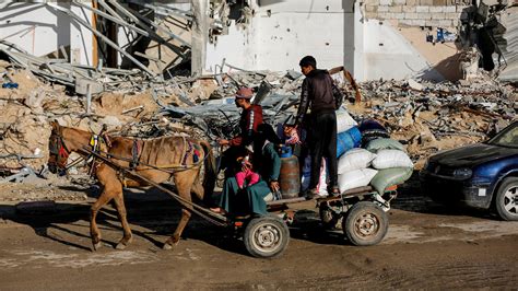 آلاف الفلسطينيين ينزحون من شرقي رفح إلى غربي قطاع غزة ألبوم الصور