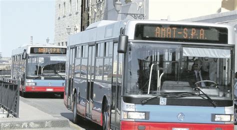 Taranto Ruba Bus Al Capolinea E Si Mette Al Volante Per Andare Al Mare