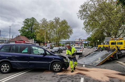Heftiger Crash Zwischen Vier Autos Fordert Sechs Verletzte