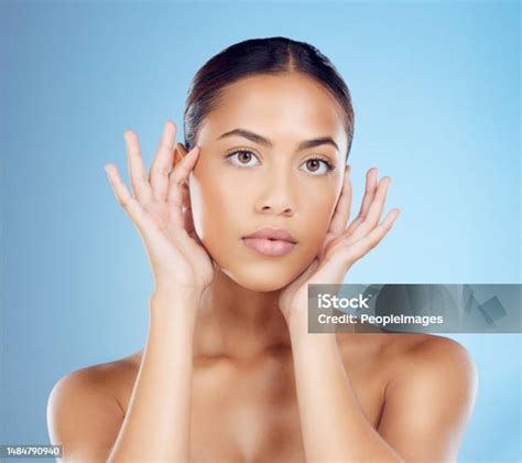 초상화 여성 그리고 메이크업 웰빙 화장품을 위한 파란색 배경의 스킨케어는 살롱 스파에서 나온다 얼굴 얼굴의 아름다움 및 미적 빛 레이저 피부과 또는 자연스러운 광택을 가진