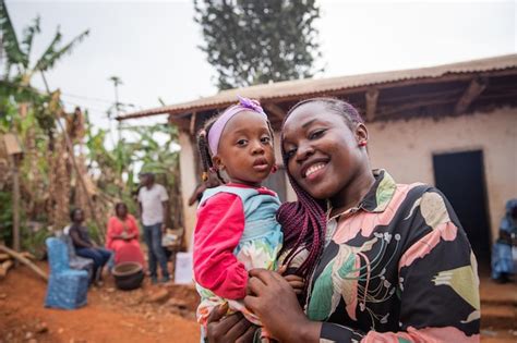 La Tía Sostiene A Su Sobrina En Brazos Como Si Estuvieran En Un Pueblo