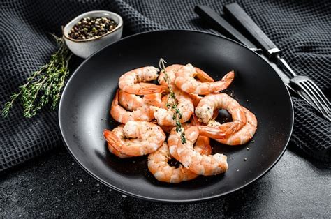 Gepelde Gekookte Garnalen Garnalen In Een Bord Premium Foto