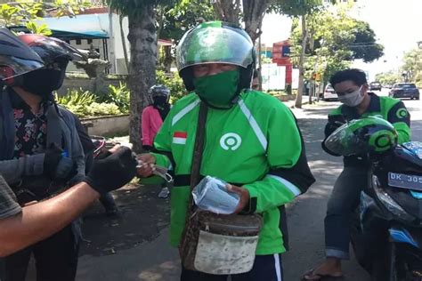 Relawan Bagi Masker Dan Nasi Bungkus Untuk Pekerja Harian Denpost
