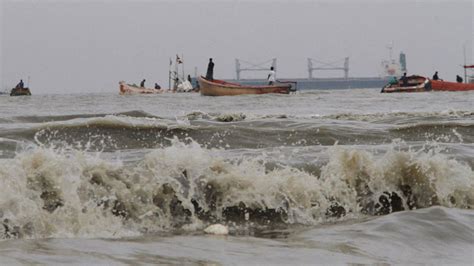 সমুদ্র বন্দরে বেড়েছে সংকেত