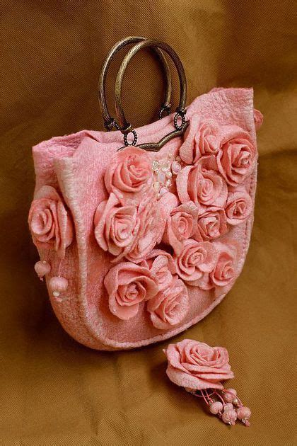 Купить или заказать Сумочка и брошь из шерсти и шелка La Vie En Rose в интернет магазине на