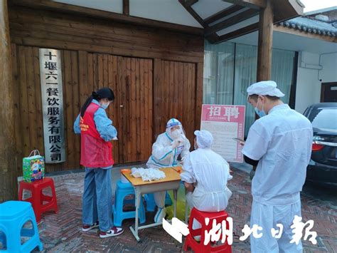 张湾区行政审批局闻令而动 筑牢疫情防控安全防线 湖北日报新闻客户端