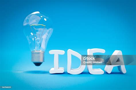 무한한 파란색 배경 위에 공중에 떠 있는 필라멘트 와이어가 있는 단일 유리 전구 흰색 글자 아이디어 3d 그림 0명에 대한 스톡 사진 및 기타 이미지 Istock