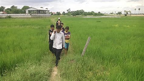 គួរអោយ សង្វេក ក្មេងប្រុស ម្នាក់ លង់ទឹក ស្រះ ស្លាប់ នៅក្បែរ ផ្ទះ
