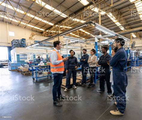 제조 공장에서 남성 관리자에게 주의를 기울이는 다양한 직원 팀 공장 산업 건물에 대한 스톡 사진 및 기타 이미지 공장 산업 건물 동료 모임 Istock