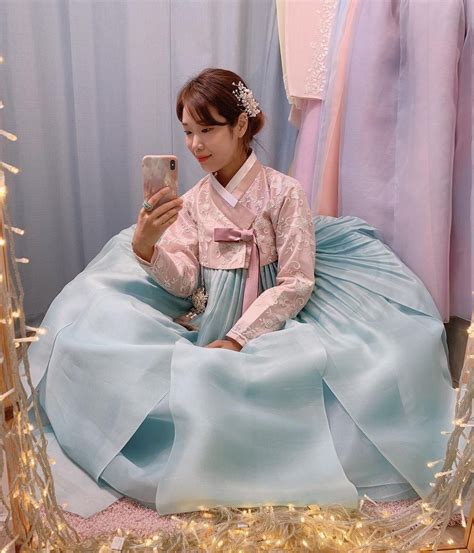 신상 블링블링 저고리 화려하면서도 우아한 혼주한복 이에요~ 옥색 갈래치마 하고도 넘 잘 어울려요😊 🌷피팅은 한팀씩
