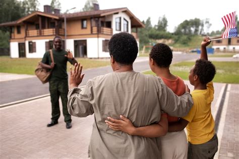 Soldat Des états unis Au Départ De Sa Famille Photo Gratuite