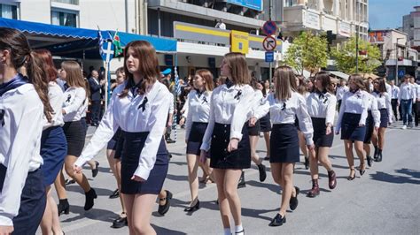 Στη σκιά της τραγωδίας στα Τέμπη η παρέλαση στη Λάρισα Μαθητές φόρεσαν