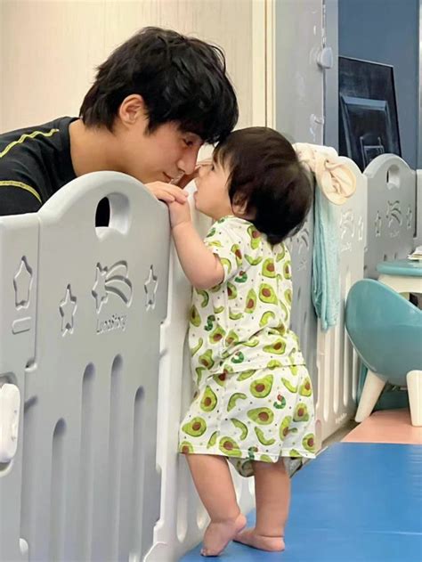 姜潮公开女儿高清正脸艾米丽眼睛深邃像妈妈麦迪娜超漂亮