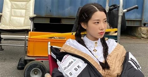 안 추워요 베리굿 조현 핫팬츠에 롱패딩 걸치고 인형미모