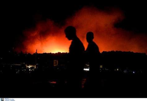 ΦΩΤΙΑ ΣΤΟΝ ΚΑΛΑΜΟ Πανικόβλητοι κοινοτάρχες “έκαψαν” στρατόπεδο στο