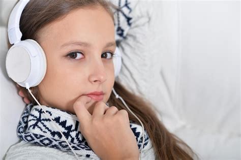 Petite Fille Dans Couteurs Couter Musique Photo Premium