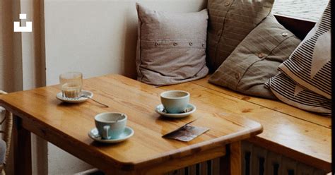 두 개의 컵과 접시가 있는 나무 테이블 사진 Unsplash의 무료 폴란드 이미지