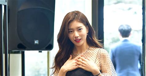 E포토 수지 반짝 미모 뽐내며 입장