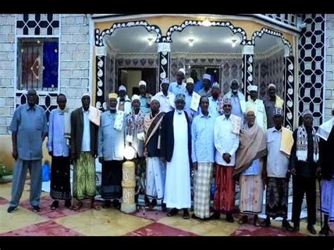 Dawo Shir Sheeko Isku Badalay Dhexeyay Daahir Riyaale Iyo Odayaasha