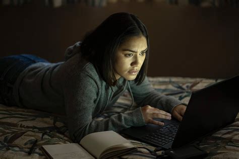 Netflix《暗夜情報員》5大爆紅原因解析！驚險刺激重重懸疑、最速續訂第二季 Netflix、暗夜情報員、暗夜情報員影評、暗夜情報員好看