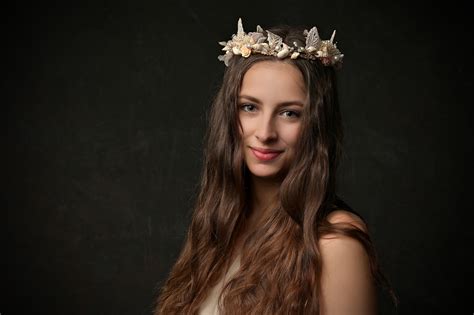 Длинноволосая девушка с украшением на голове обои для рабочего стола картинки фото