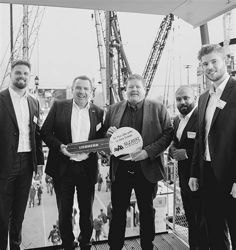 An Saudi Arabisches Kran Und Schwerlastunternehmen Sechzehn Krane