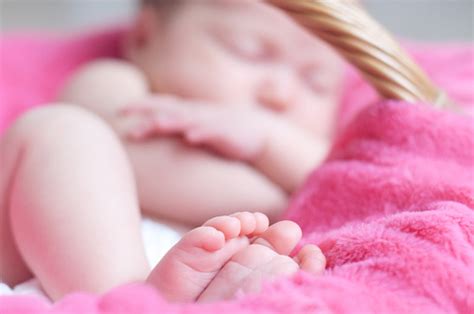 Feets의 신생아 근접 촬영 자입니다 유아 아기 소녀 바구니에 분홍색 담요에 누워 귀여운 하이 힐 귀여운에 대한 스톡 사진 및