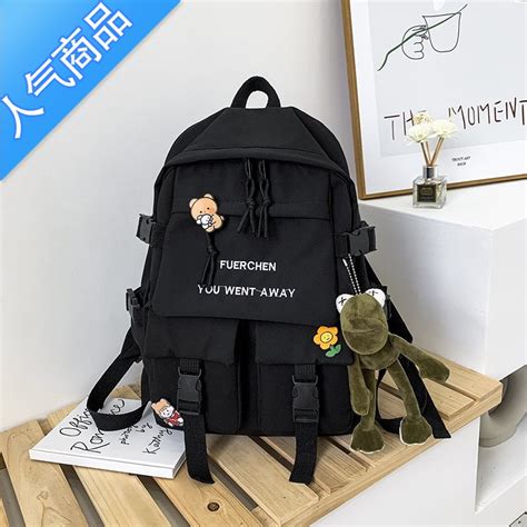 背个书包再背个挎包 双肩包加斜挎包一起背 同时背书包和斜挎包 大山谷图库