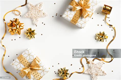 고급 황금 장식 선물 상자 리본 색종이크리스마스 배경 Xmas 배너 디자인 엽서 모형 플랫 레이 상단 보기 0명에 대한 스톡