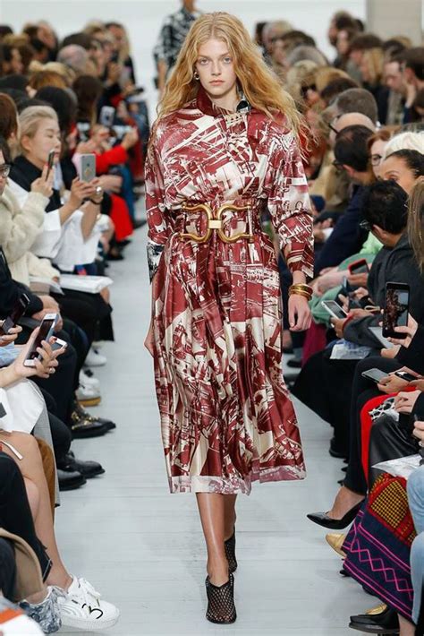 Celine新标准：裤子要拖地 包要能装人 大衣可以灌风凤凰时尚