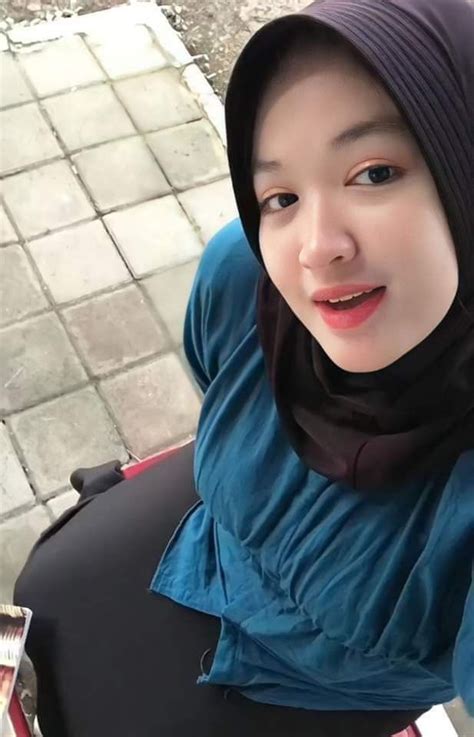 Pin oleh Gemilang Digital di Cewek Estetik di 2025 | Orang cantik, Gaya hijab, Bersepeda wanita