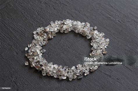 검은 배경에 흩어진 다이아몬드 원시 다이아몬드와 광산 천연 다이아몬드 돌의 산란 흑연 석영 천연 석과 미네랄 스톤의 프레임 커버 원 또는 타원형 0명에 대한 스톡 사진 및