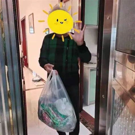 坦洲封控区暖心一幕，独居老人纷纷收到爱心菜坦洲镇物资保障疫情