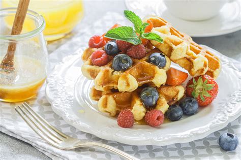 라스베리 딸기 블루베리 꿀과 신선한 수 제 와플 딸기와 함께 맛 있는 아침 식사 0명에 대한 스톡 사진 및 기타 이미지 0명