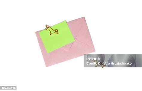 흰색 배경에 빈 메모와 개 모양의 종이 클립핑크 종이 봉투 좋은 분위기에 대한 사무실 공급 종이에 미리 알림 0명에 대한 스톡