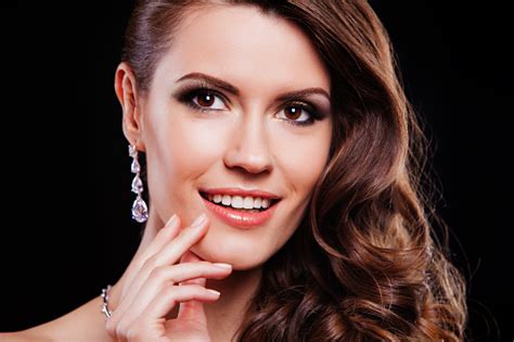 Photo Libre De Droit De Gros Plan Portrait Dun Beau Brunette Girl De