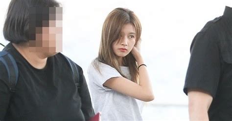 포토 트와이스 사나 가을 시샘하는 바람에 맞서서