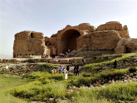 تصویری از کاخ اردشیر بابکان در فیروزآباد و تزئینات گچی طاقچه های آن که