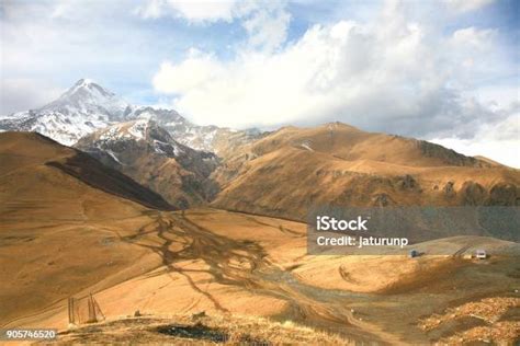 마운트 Kazbek 조지아에서 Kazbegi 지구에 있는 코 카 서 스의 주요 산맥 중 하나입니다 0명에 대한 스톡 사진 및
