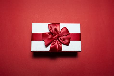 빨간 활이있는 흰색 선물 상자의 클로즈업 빨간색 배경에 0명에 대한 스톡 사진 및 기타 이미지 0명 12월 개성 개념 Istock