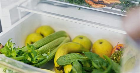 플라스틱 무료 바나나 샐러드 시금치 셀러리 사과 냉장고에 오렌지 제로 폐기물 식료품 쇼핑 냉장고의 열린 서랍에
