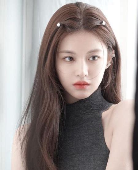 고윤정 청초함 가득 고혹美…cg 미모 인형인 줄 나무뉴스