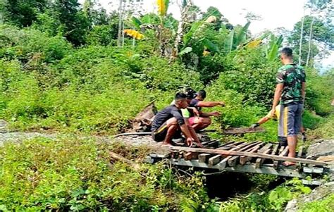 Satgas Yonif Raider Perbaiki Jembatan Di Yalimo Warga Terima Kasih