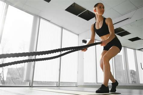 Uma garota está fazendo exercícios usando equipamentos esportivos uma