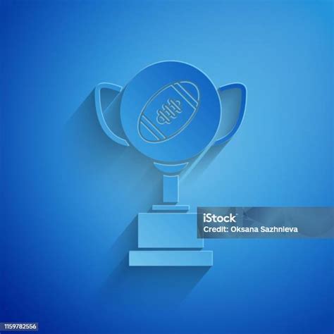 종이 컷 상 컵과 푸른 배경에 고립 된 미식 축구 공 아이콘 우승자 트로피 기호입니다 챔피언십 또는 대회 트로피 종이 아트 스타일입니다 벡터 일러스트레이션 금속에 대한 스톡