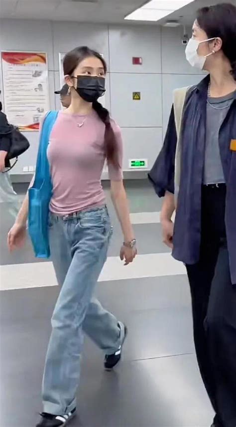 19岁黄多多回国惊艳机场，孙莉高挑身材抢镜，她未来路在何方？