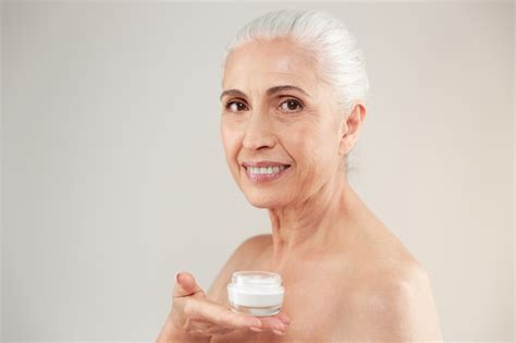 Retrato De Belleza De Una Feliz Anciana Medio Desnuda Foto Gratis