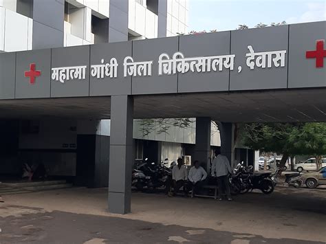A Pedestrian Was Hit By A Car पैदल चल रहे शख्स को कार ने मारी टक्कर